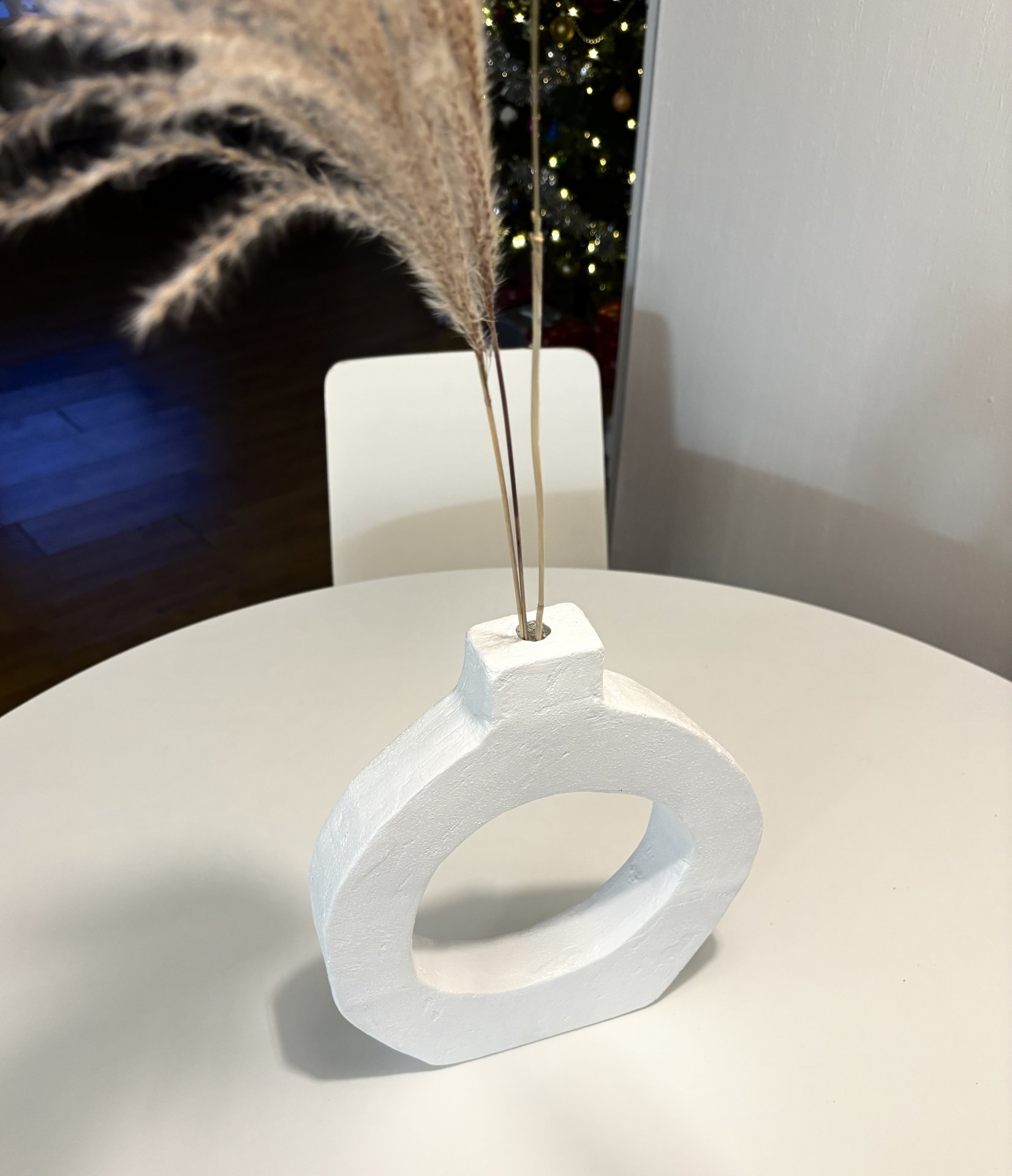 Elegant Plaster: Vase for Interior Sculpture - Katrina