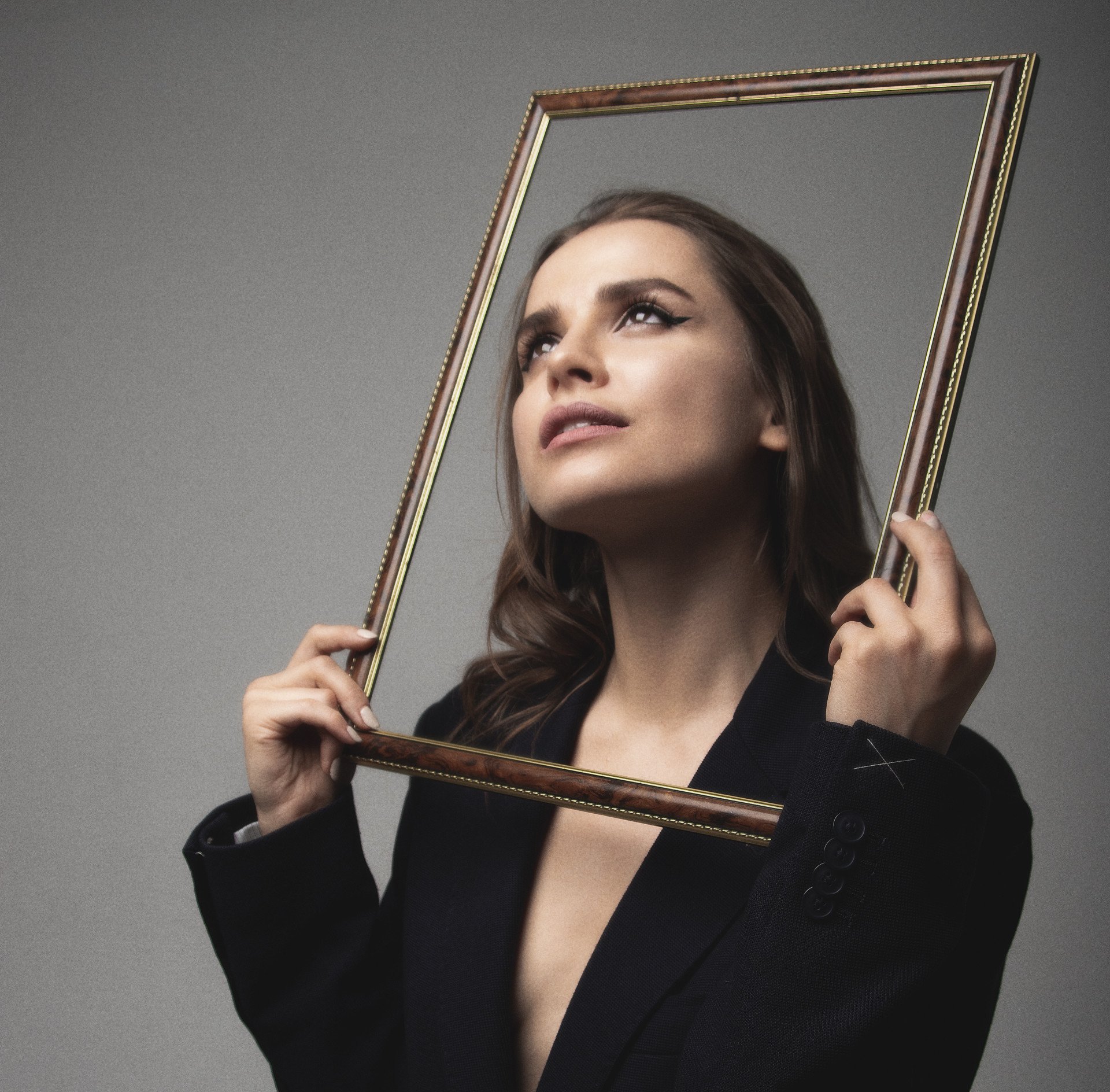 Maria dreamy with frame Photography - Fumes Fumes