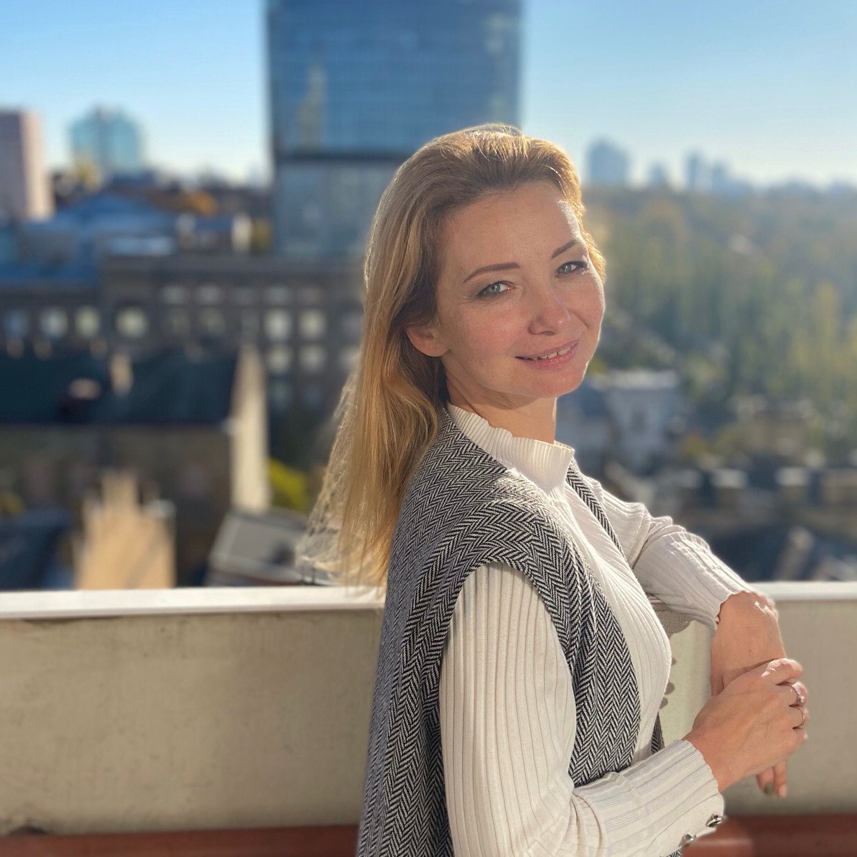 Olena Yankovska: Artist - Jose Art Gallery