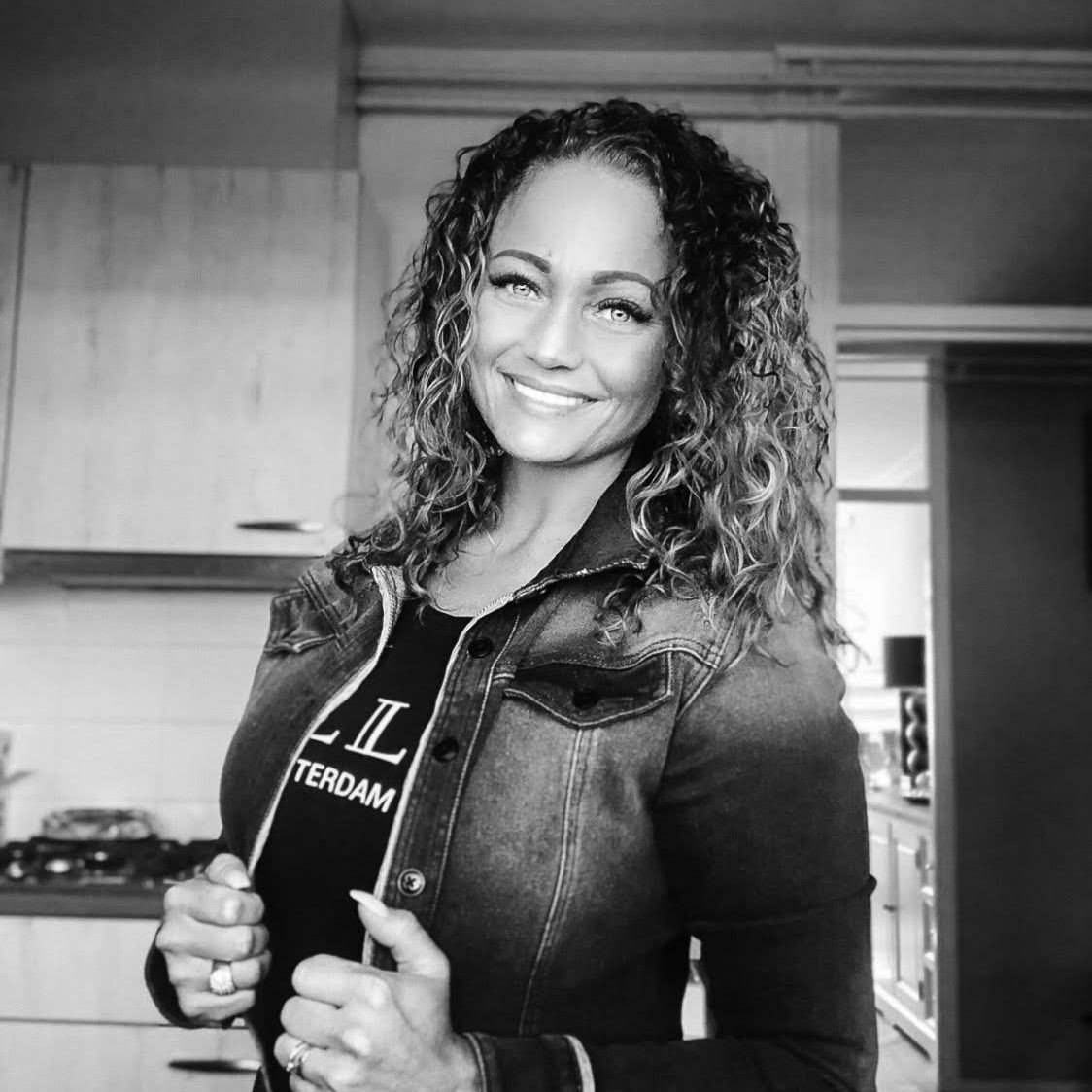 Angela Gomes: Artist - Jose Art Gallery