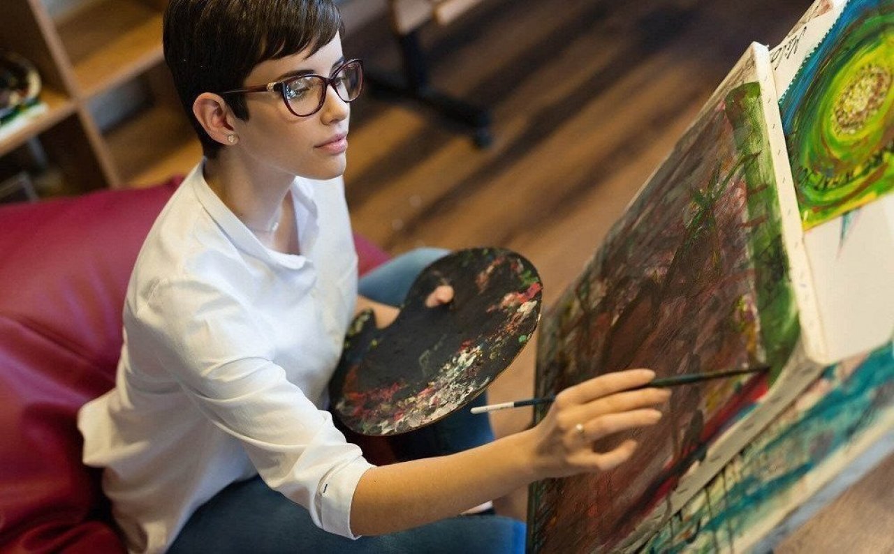 HOW DO ARTISTS AND GALLERIES GET ALONG IN THE ERA OF THE INTERNET?